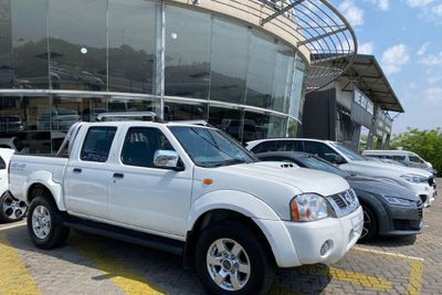 Used Nissan NP300 2.4i Hi-Rider Double-Cab for sale in Gauteng - Cars ...