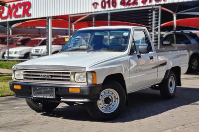 Used Toyota Hilux 1800 SR Single-Cab for sale in Gauteng - Cars.co.za ...