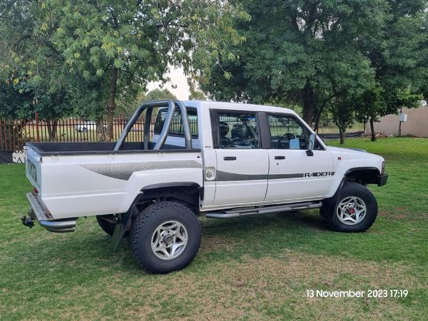 Used Toyota Hilux 2400 Raider Double-Cab for sale in Gauteng - Cars.co.za (ID::9109951)