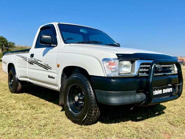 Used Toyota Hilux 2000 SR Single-Cab for sale in Gauteng - Cars.co.za ...