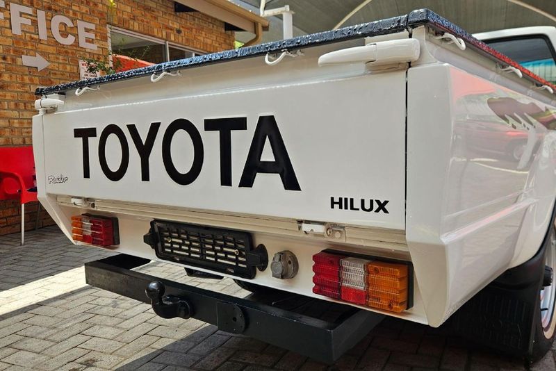 Used Toyota Hilux 1800 LWB Single-Cab for sale in Gauteng - Cars.co.za ...