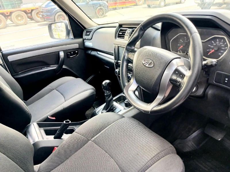 Used Mahindra Pik Up 2.2 mHawk S11 Auto Double-Cab-ONLY 72 OOO KMS-FSH ...