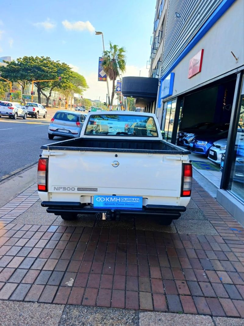 Used Nissan NP300 2.5 TDI LWB DIESEL WORKHORSE BAKKIE TOW BAR for sale ...