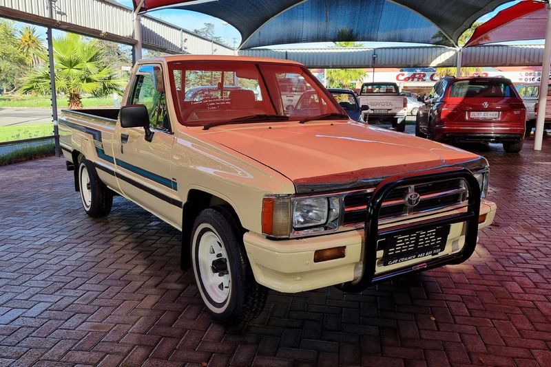 Used Toyota Hilux 2400 D Raider Single-Cab for sale in Gauteng - Cars ...