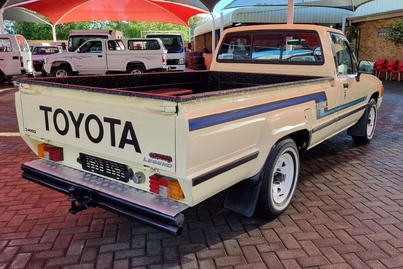 Used Toyota Hilux 2400 D Raider Single-Cab for sale in Gauteng - Cars ...