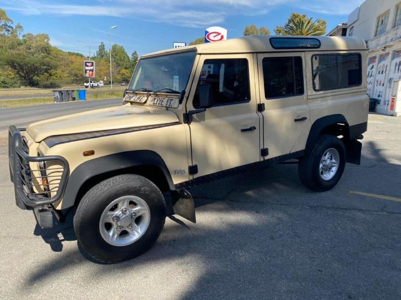 Used Land Rover Defender 110 2.5 TD5 CSW for sale in Gauteng - Cars.co ...