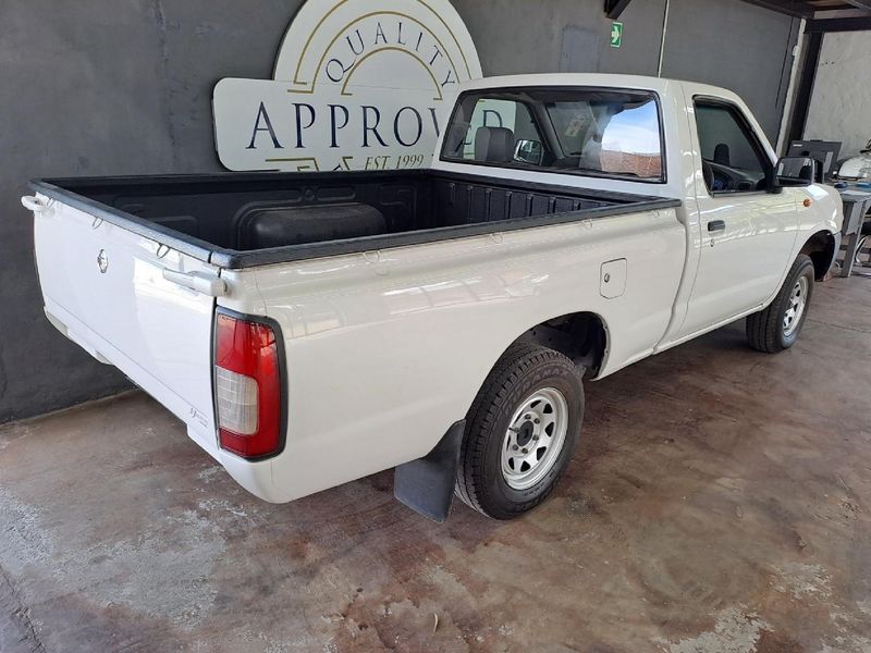 Used Nissan NP300 2.0i SWB Single-Cab for sale in Western Cape - Cars ...