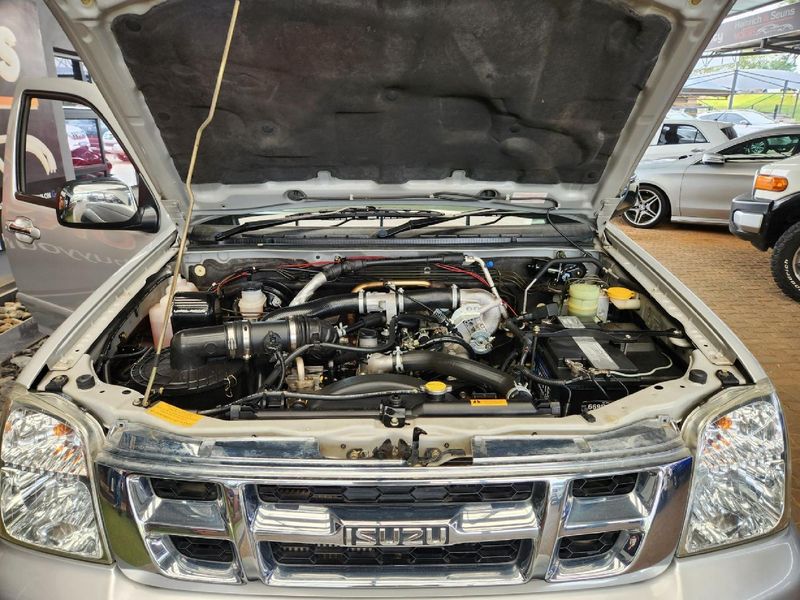 Used Isuzu KB 300 TDi LX Double-Cab for sale in Gauteng - Cars.co.za ...