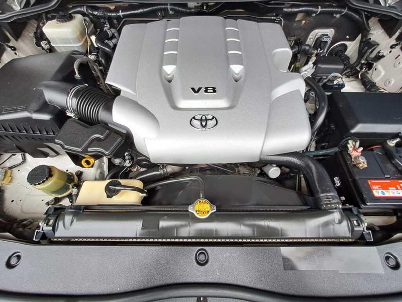 Used Toyota Land Cruiser 200 V8 VX Auto for sale in Gauteng - Cars.co ...