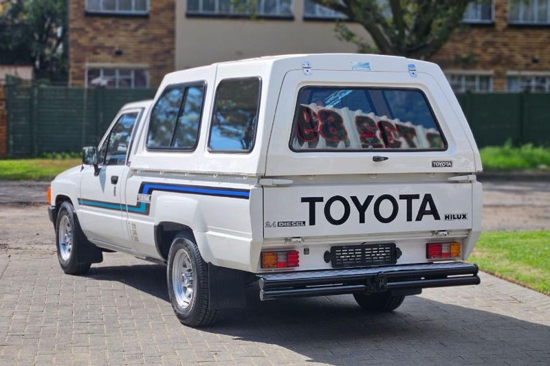 Used Toyota Hilux 2400 D LWB Single-Cab for sale in Gauteng - Cars.co ...