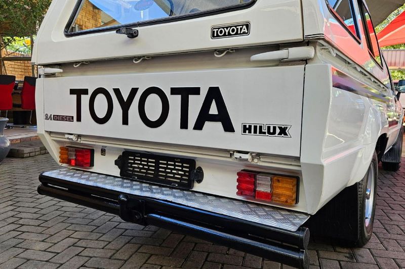 Used Toyota Hilux 2400 D LWB Single-Cab for sale in Gauteng - Cars.co ...