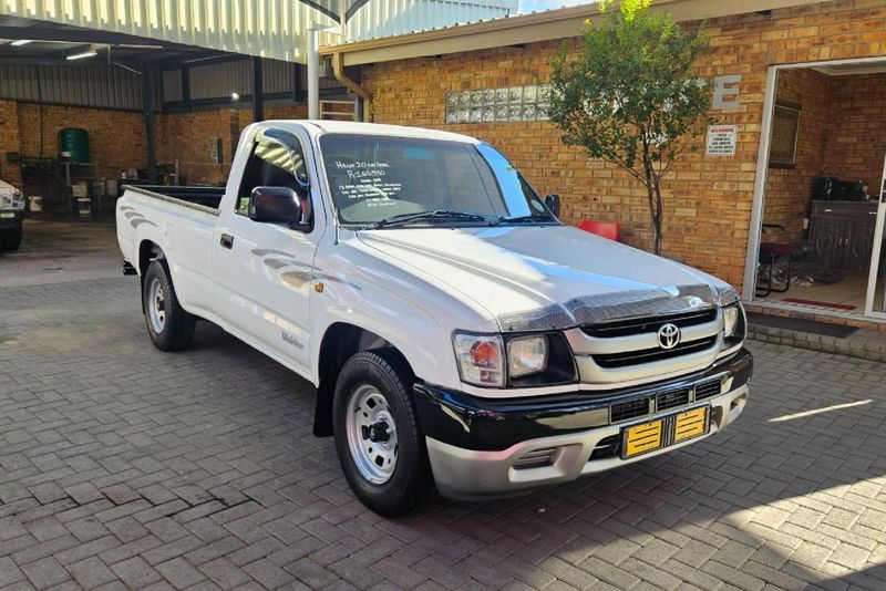 Used Toyota Hilux 2000 SR Single-Cab for sale in Gauteng - Cars.co.za ...