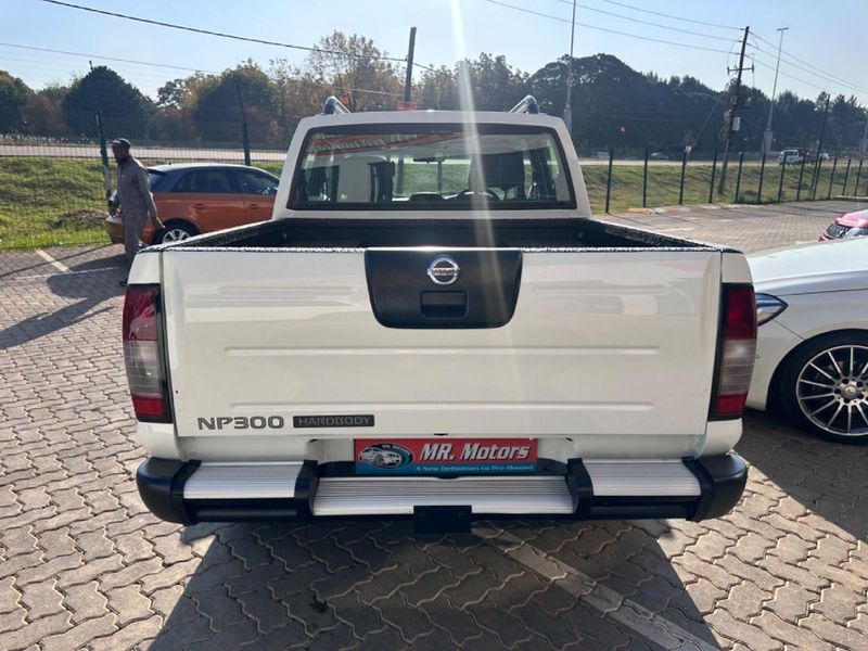 Used Nissan NP300 2.4i 4x4 Double-Cab for sale in Gauteng - Cars.co.za ...