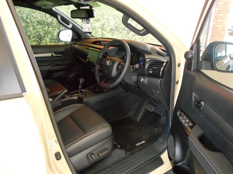 Used Toyota Hilux 2.8 GD-6 Raised Body Legend Auto Double-Cab beige for ...