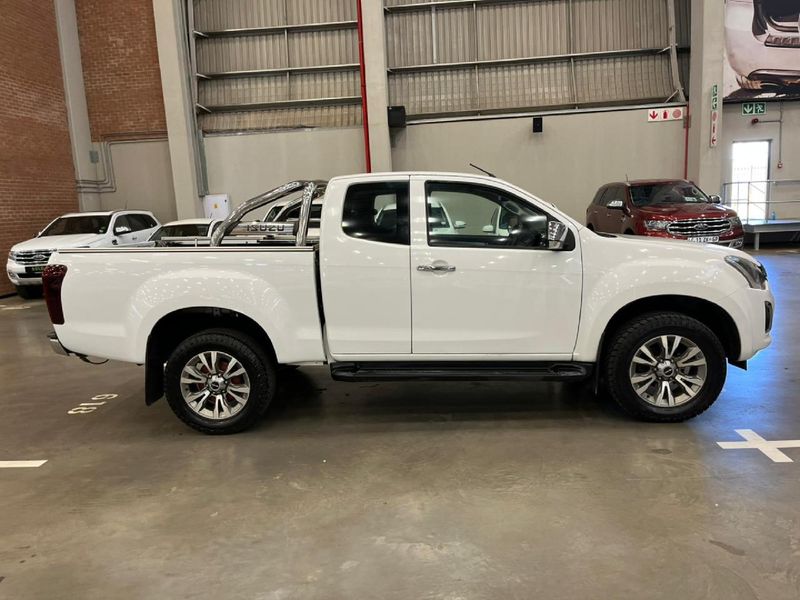 Used Isuzu KB 300 D-Teq LX Auto Extended Cab for sale in Gauteng - Cars ...