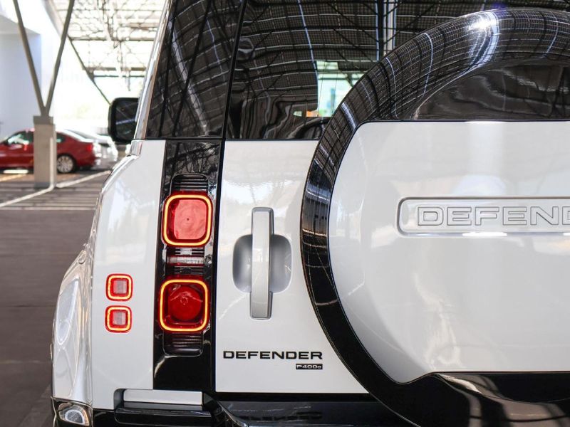 Used Land Rover Defender 110 2.0 SE PHEV X-Dynamic (297kW) for sale in ...