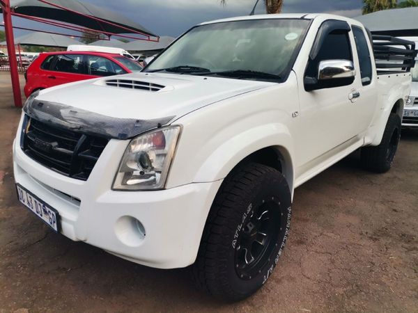 Used Isuzu KB 300 D-Teq LX Extended Cab for sale in Gauteng - Cars.co ...