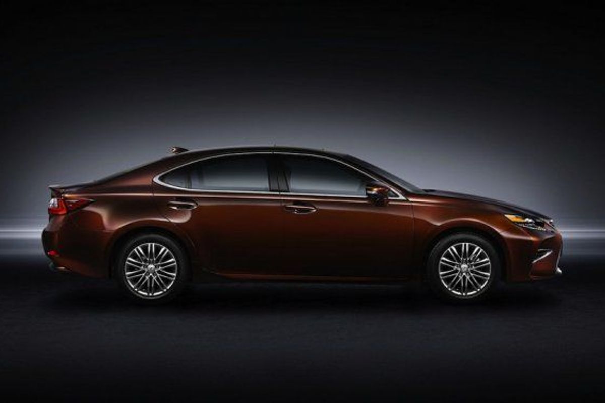 Facelifted Lexus ES Revealed in China