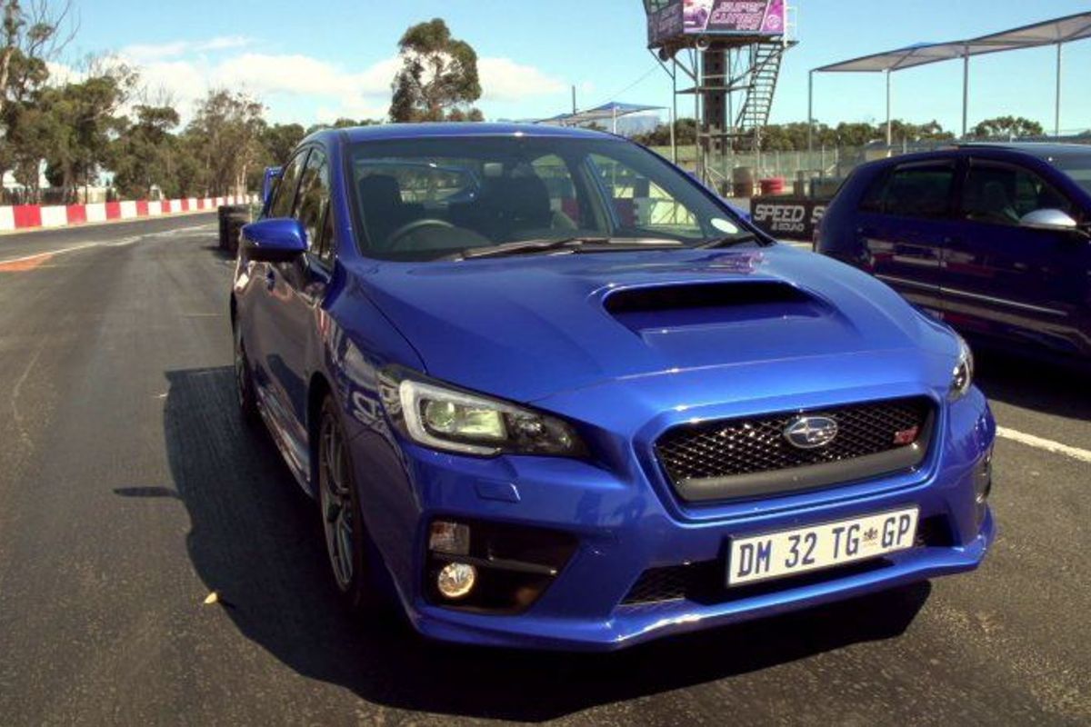 Drag Race: VW Golf 7 R vs Subaru STI (Video)