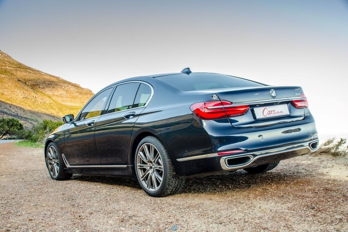 BMW 750i Design Pure Excellence (2016) Review