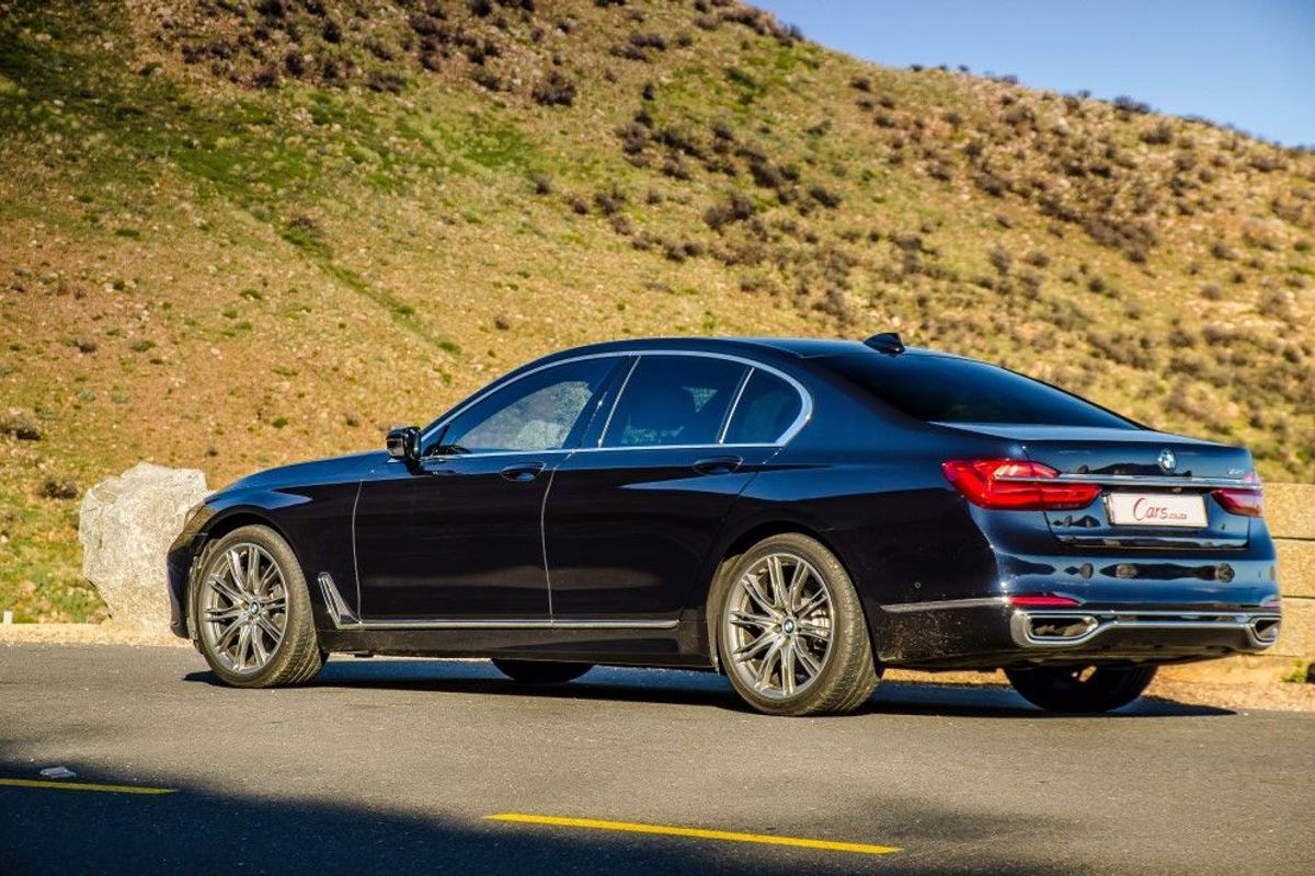 BMW 750i Design Pure Excellence (2016) Review