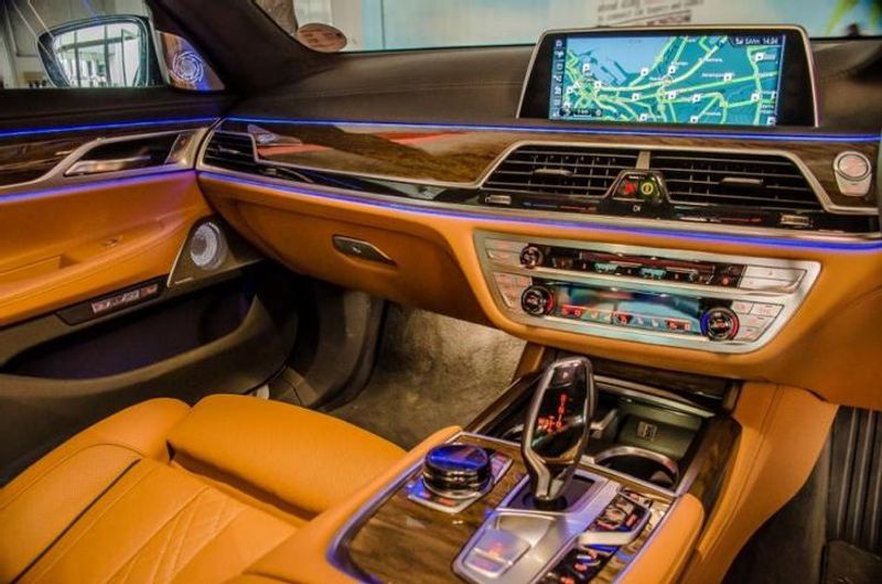 BMW 750i Design Pure Excellence (2016) Review