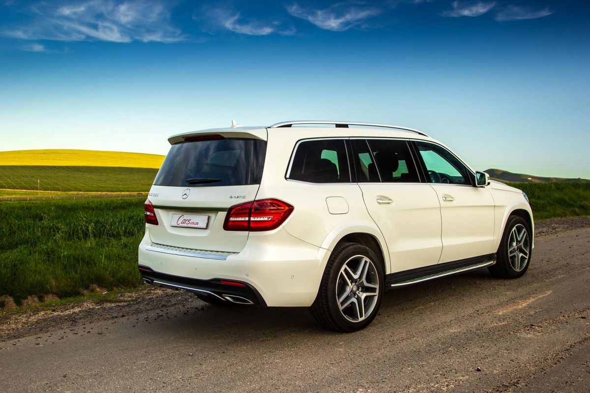 Mercedes-Benz GLS 500 (2016) Review