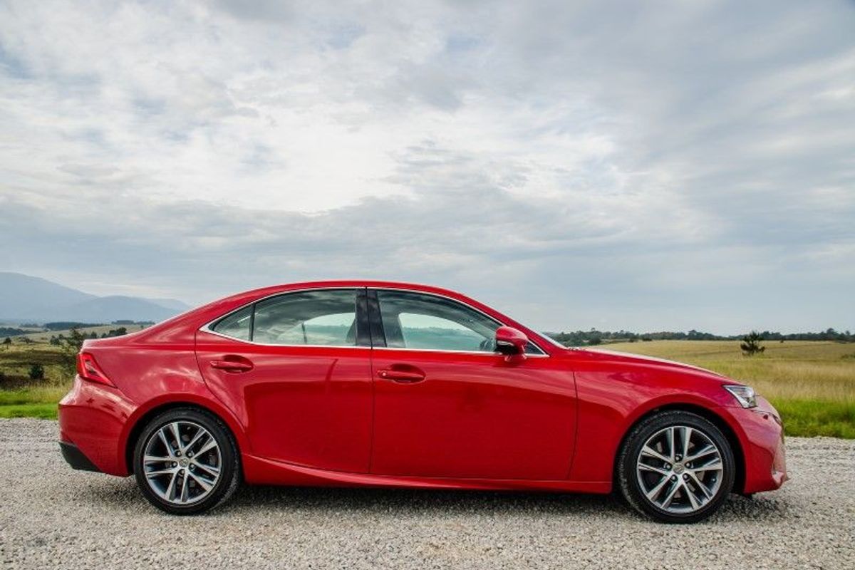 Lexus IS200t EX (2017) Quick Review