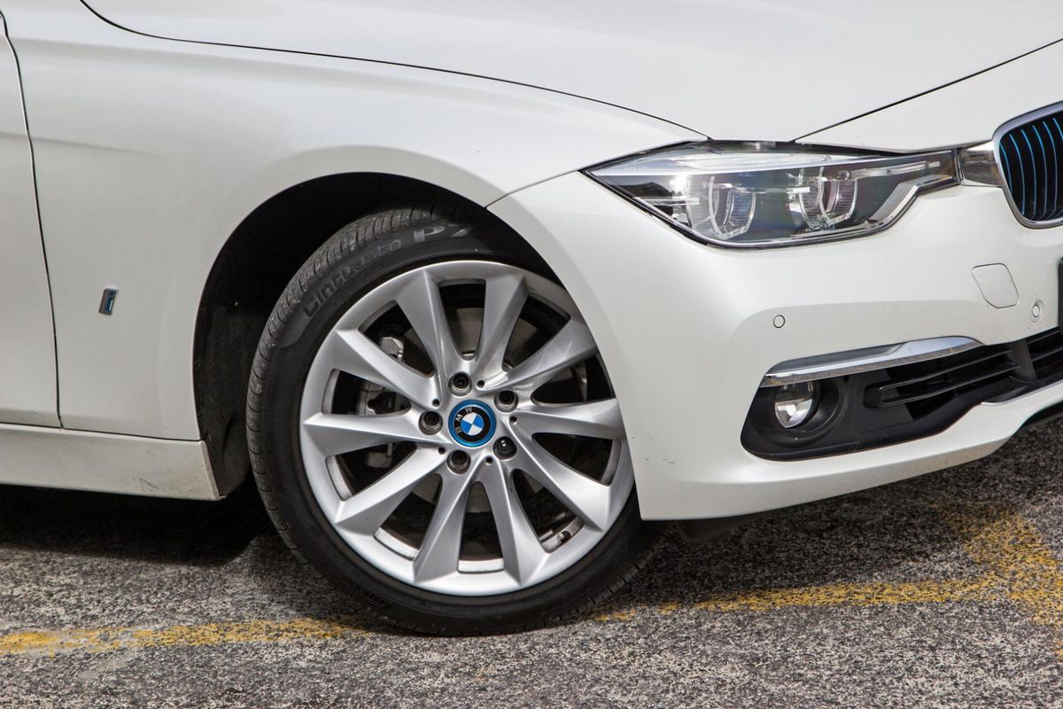 Comparative Review: BMW 330e vs Mercedes-Benz C350e [with Video]