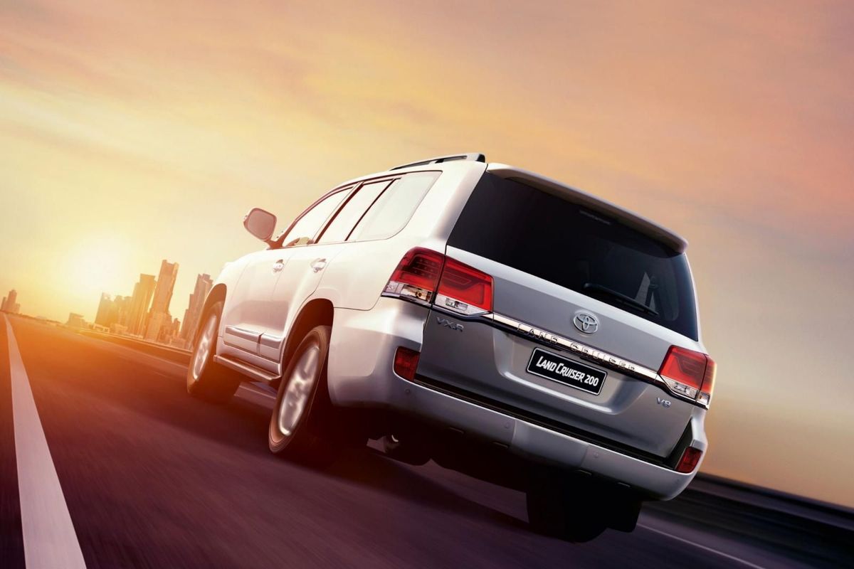 Toyota Land Cruiser 200 (2018) Specs & Prices