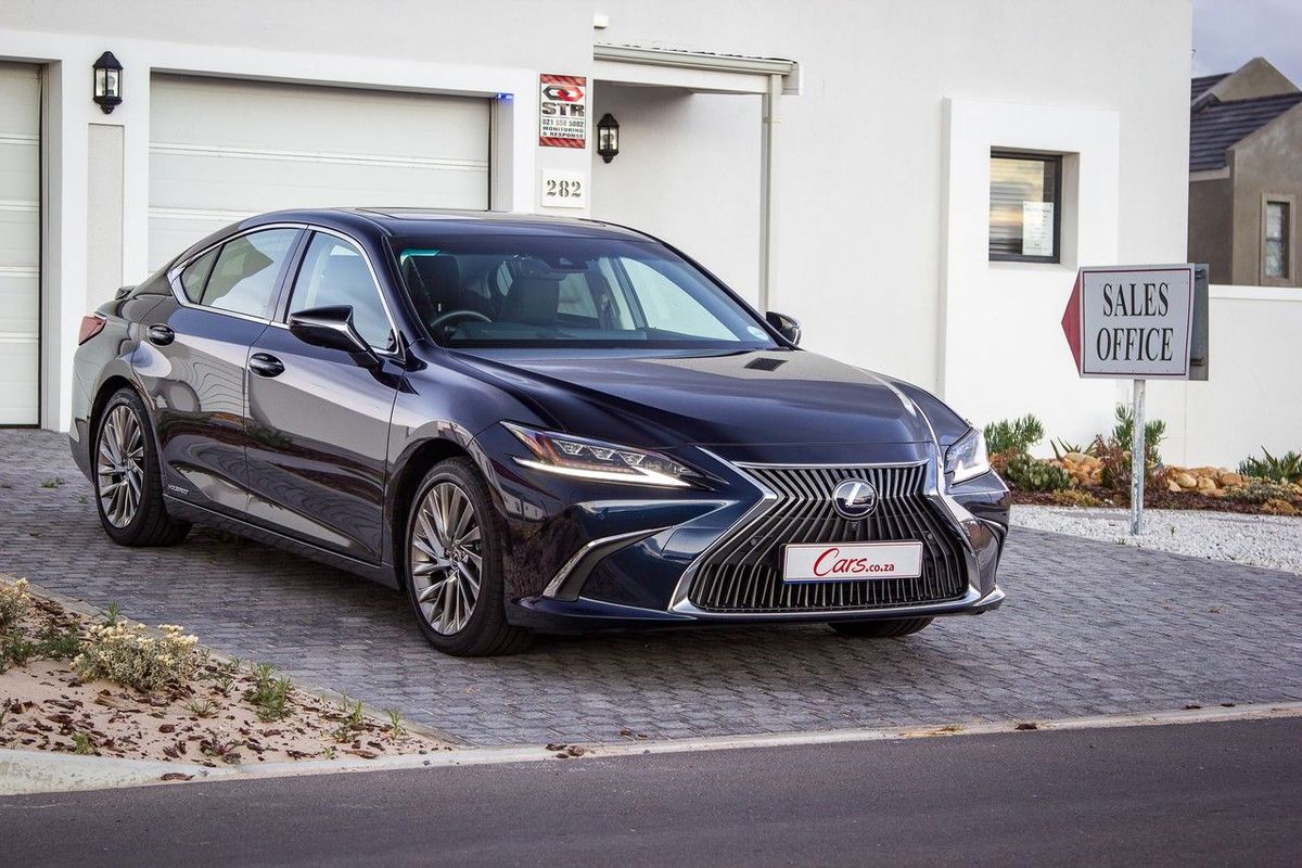 Lexus ES 300h SE (2019) Review