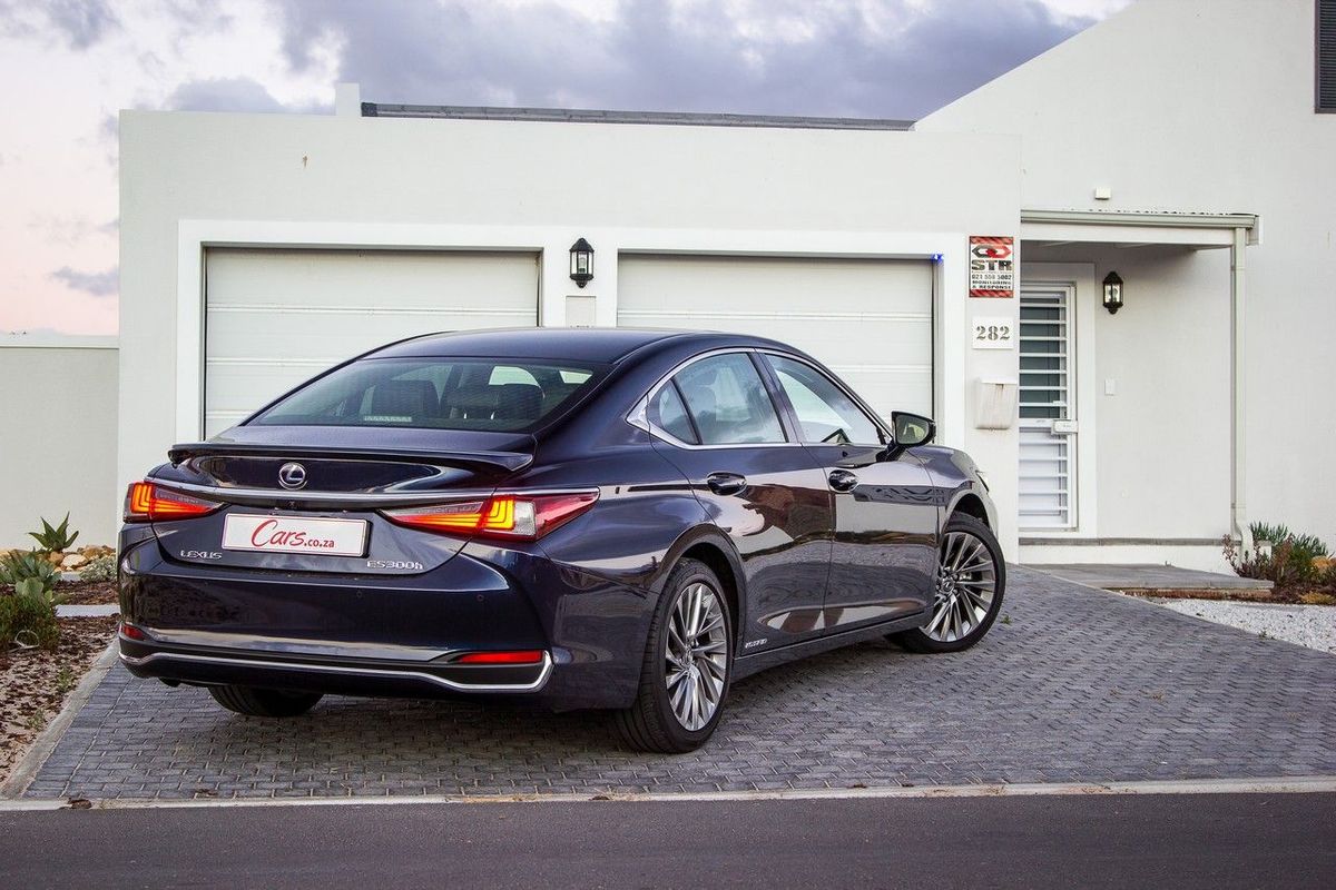 Lexus ES 300h SE (2019) Review
