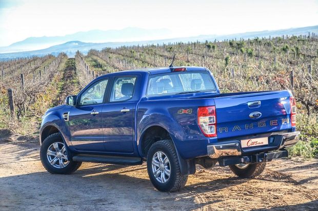 Toyota Hilux vs Ford Ranger (2019) Comparative Test