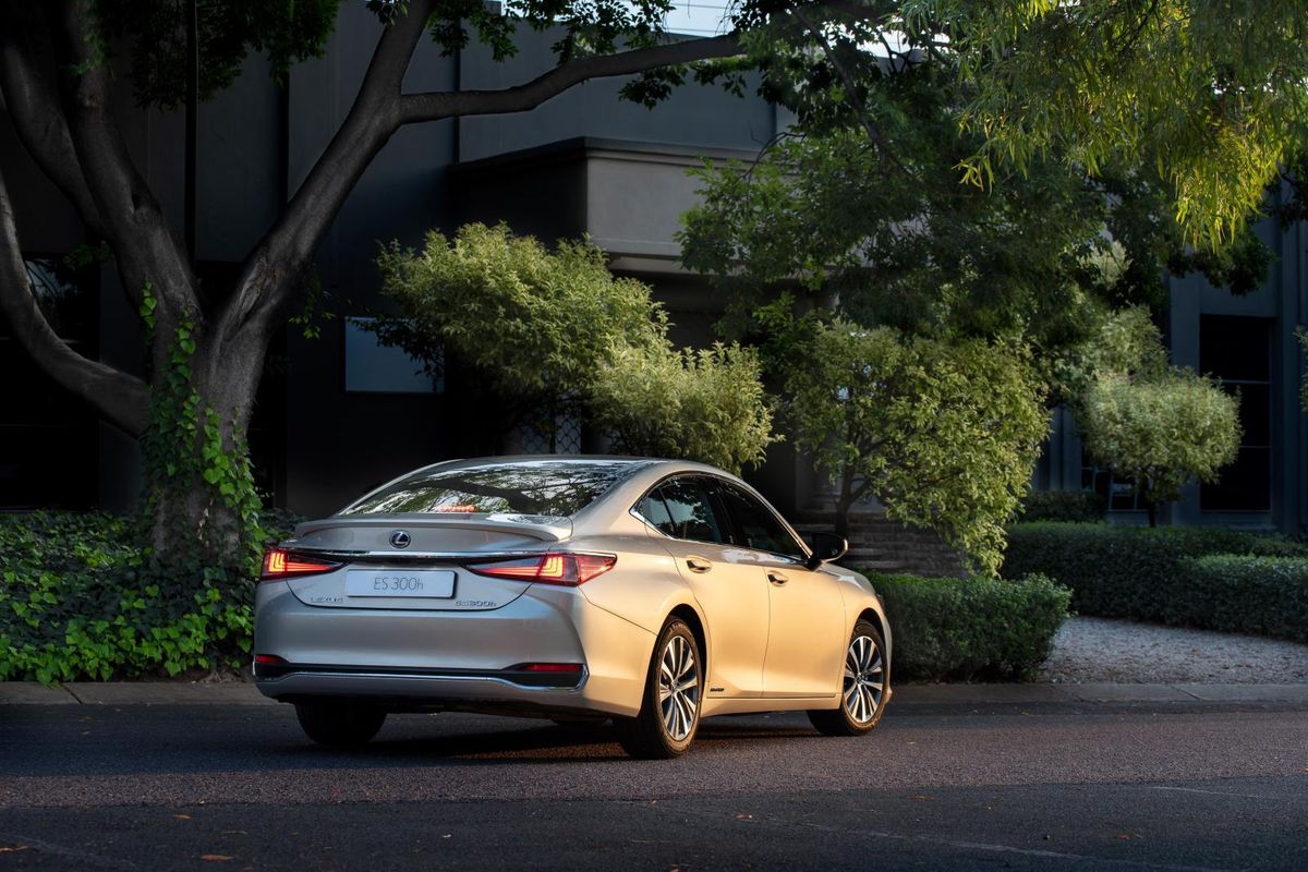Lexus ES Hybrid (2020) Launch Review