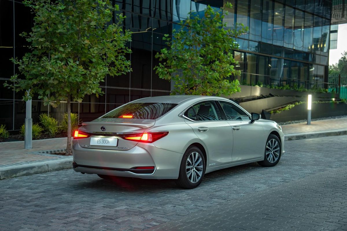 Lexus ES Hybrid (2020) Launch Review