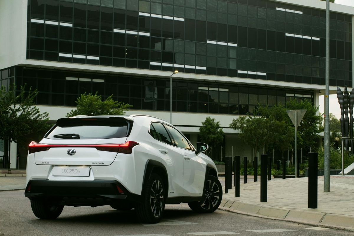 Lexus adds entry-level hybrid to UX range