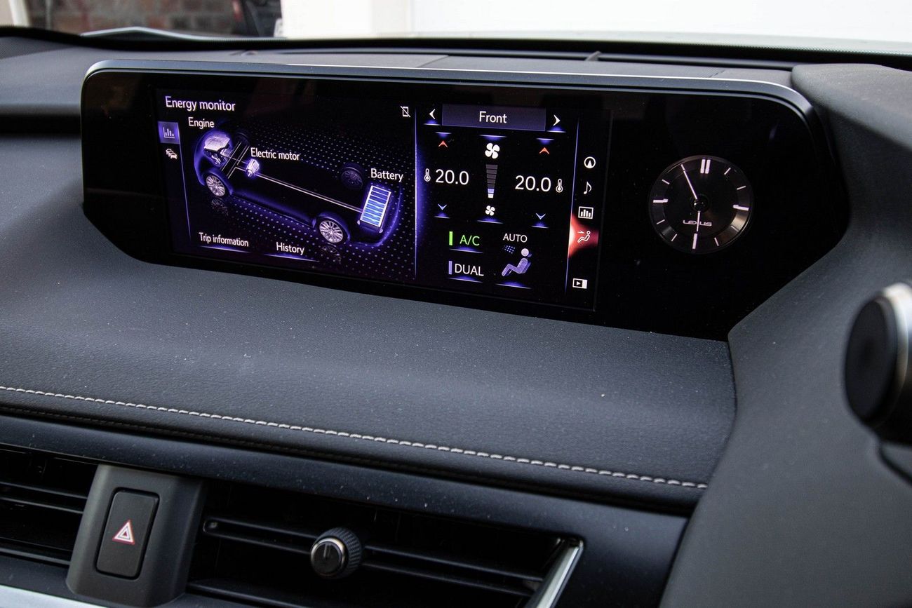 Lexus UX 250h EX (2020) Review