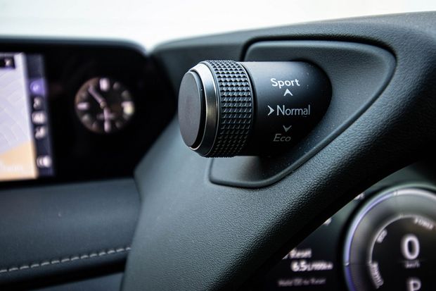 Lexus UX 250h EX (2020) Review