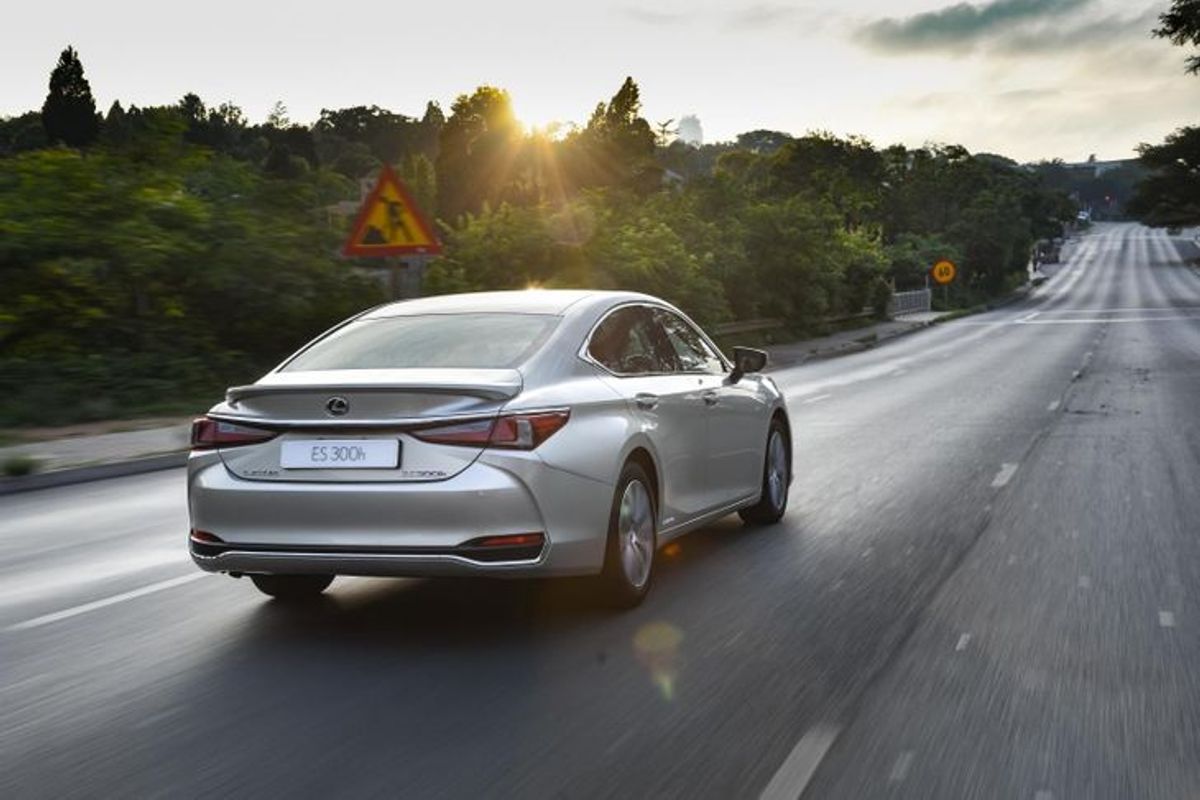 Lexus ES Hybrid (2020) Launch Review