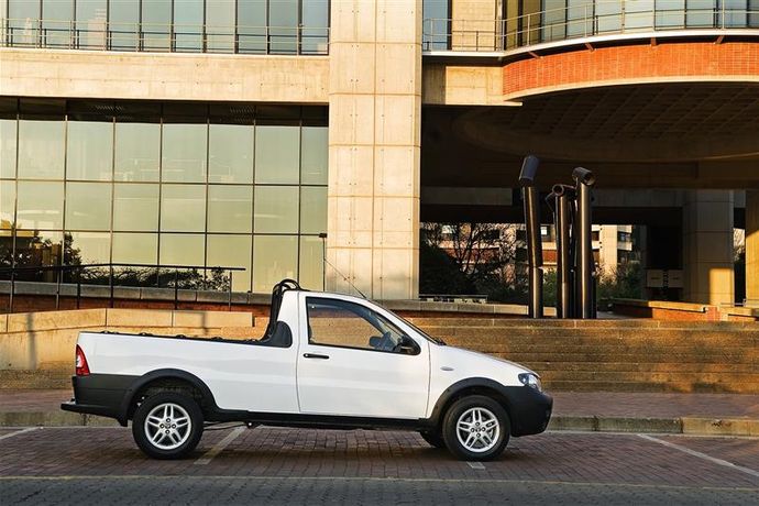 Fiat Strada 1,4 Working (2009) Driving Impression - Cars.co.za News