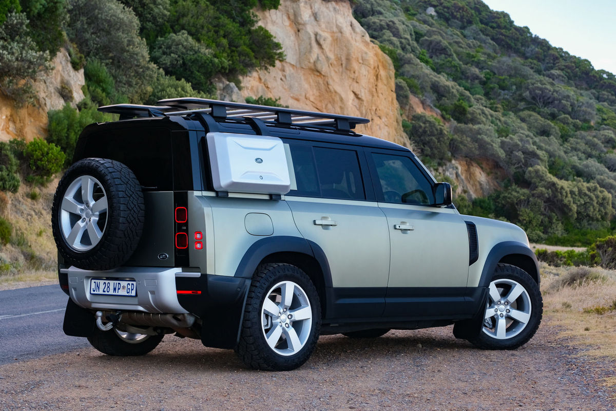 Comparison: Land Rover Defender vs Toyota Prado