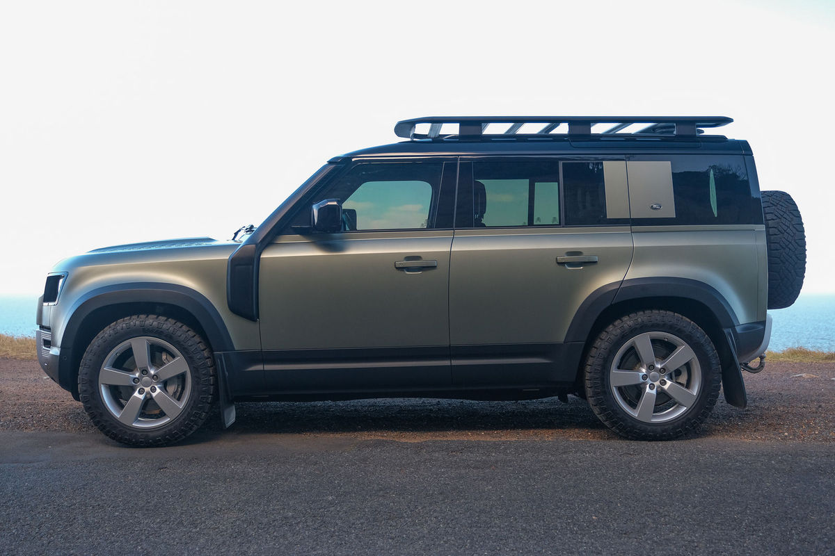 Comparison: Land Rover Defender vs Toyota Prado