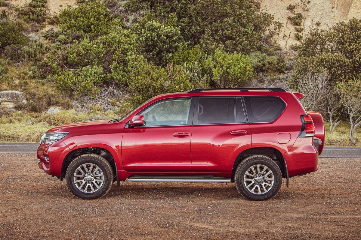 Comparison: Land Rover Defender vs Toyota Prado