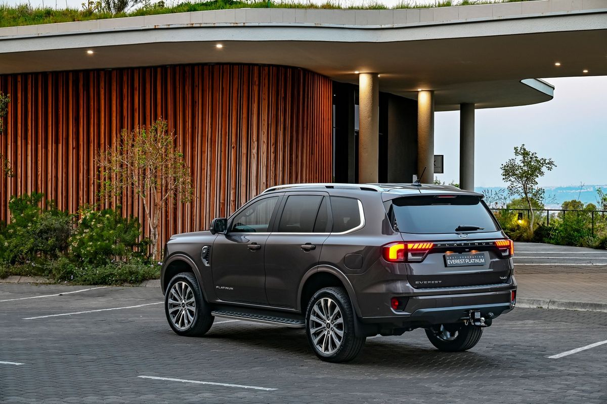 Ford Everest vs Toyota Land Cruiser Prado: Quick Comparison