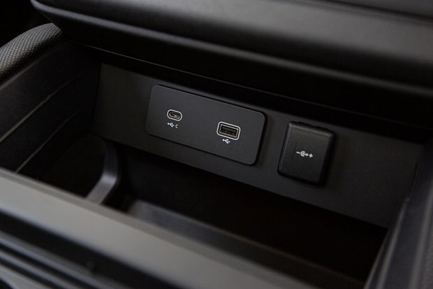 Land Rover Defender V8 (2022) Review