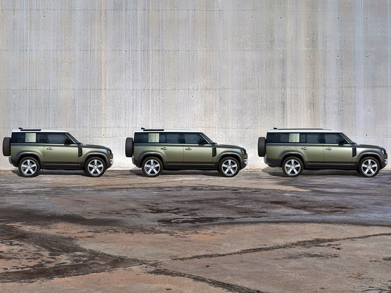 How many Land Rover Defenders were sold in SA in H1 2023?