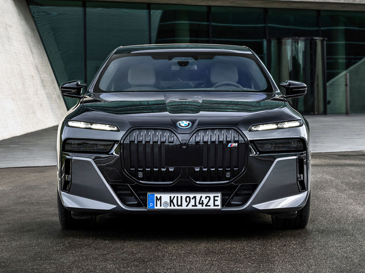 BMW M760e xDrive PHEV (2023) Price & Specs