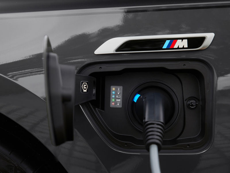 BMW M760e xDrive PHEV (2023) Price & Specs