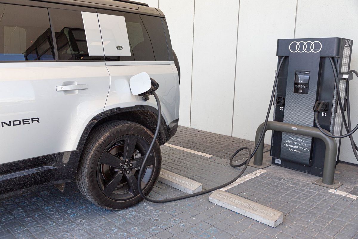 Land Rover Defender PHEV (2023) Review