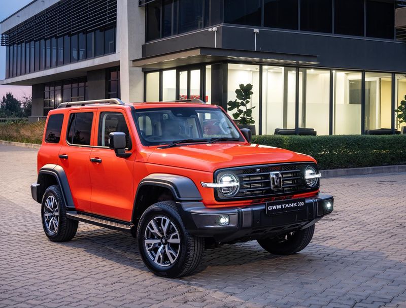 5 Reasons to Buy a Tank 300 instead of a Toyota Land Cruiser 76